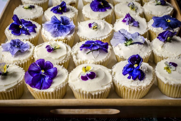 A Beginner's Guide To Using Edible Flowers In Baking And Desserts ...