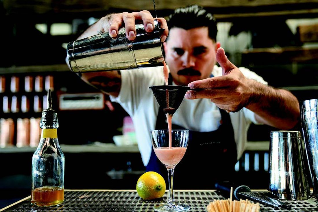 Bartender vs Mixologist: What’s the Difference? - Cooking in Stilettos