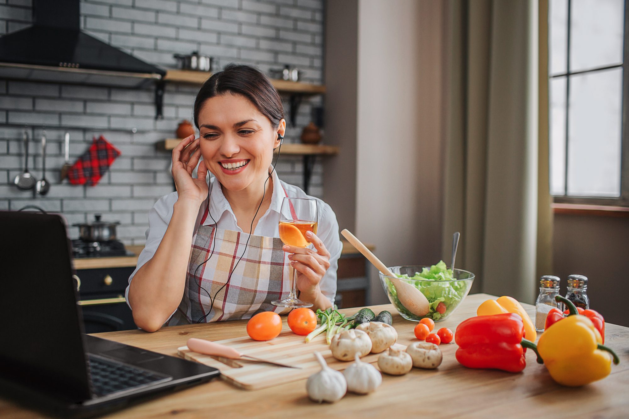 How to Hold a Memorable Virtual Dinner Party For Your Friends - Cooking ...